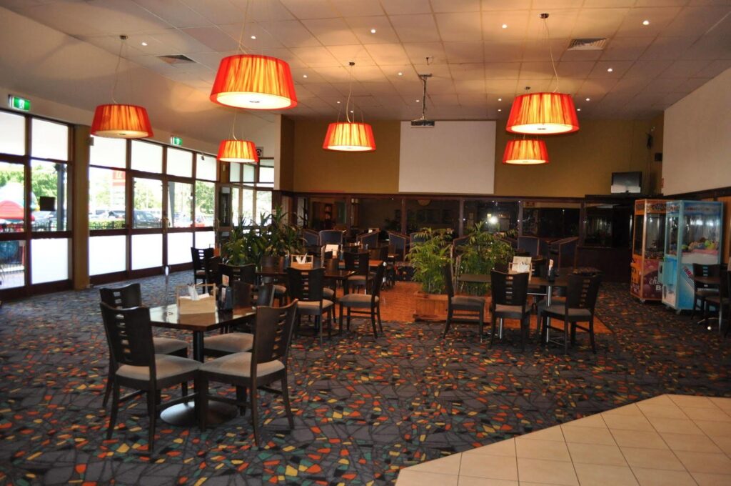 Sundowner Hotel – Detour Band